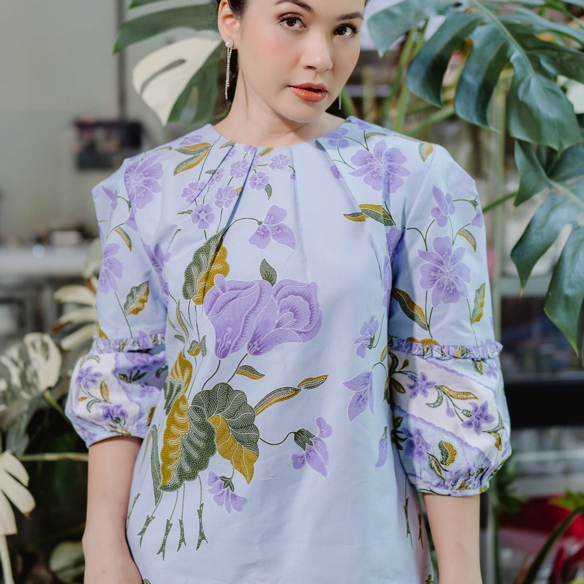 Pleated Round Batik Blouse | SOUTH FABRIC | KAMONMANEE